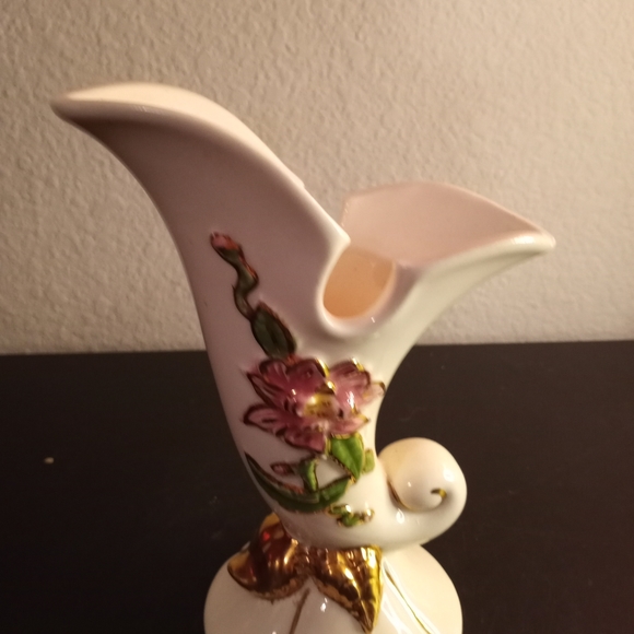 hull | Art | Hull Pottery Floral Incolay Porcelain 7 Cornucopia Vase ...